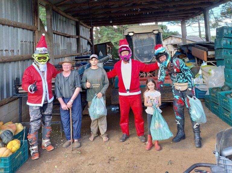 Moto Noel leva alegria para dezenas de crianças do interior